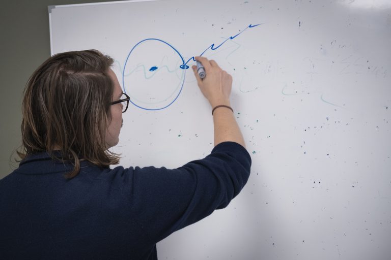 Bendik (27) løser kvantefysikkens mysterier med kode - Quantum Hub